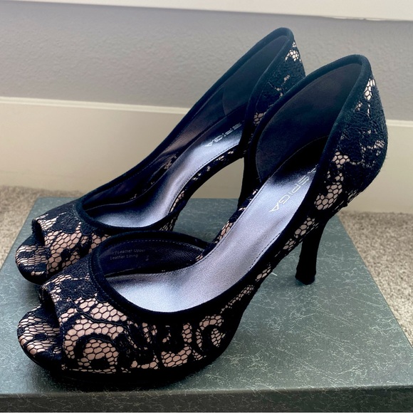 Via Spiga | Shoes | Via Spiga Malibu Black And Champagne Dorsay Heels | Poshmark